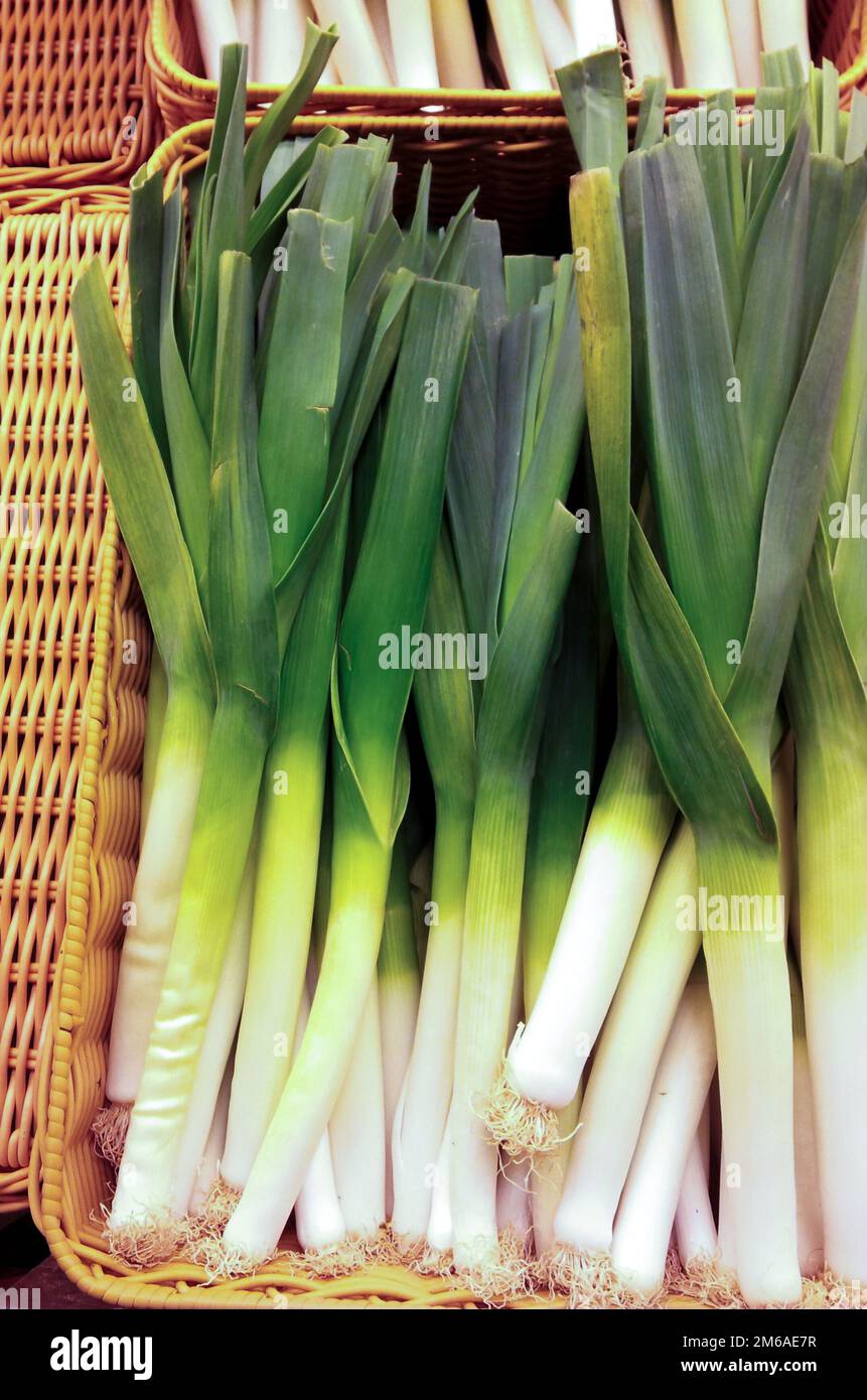 Leek onions in basket Stock Photo - Alamy