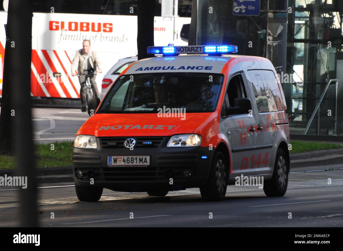 Doctor car hi-res stock photography and images - Alamy