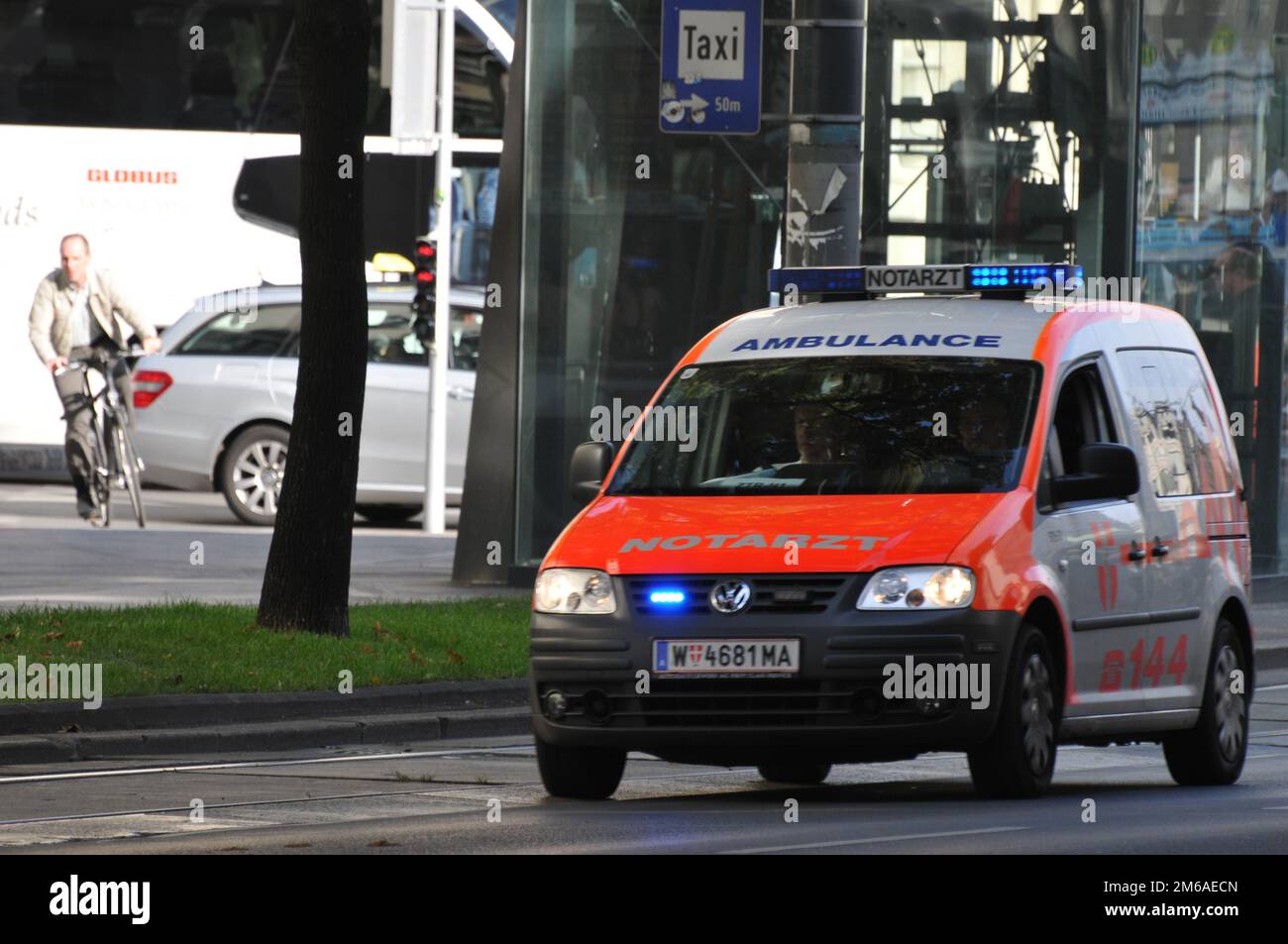 Emergency doctor vehicle hi-res stock photography and images - Alamy