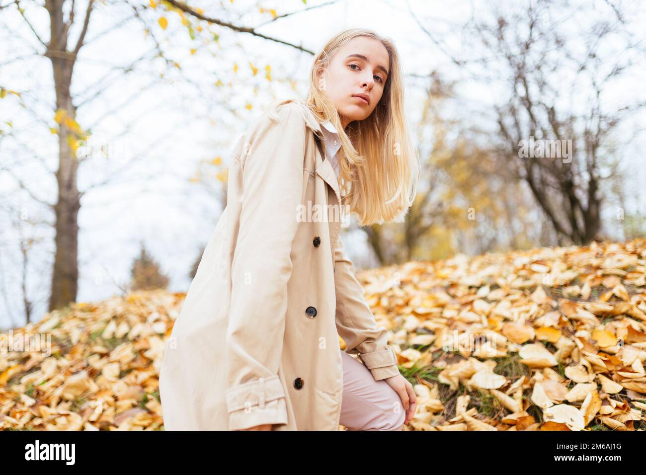 young woman in autumn turn around look at the camera Stock Photo - Alamy