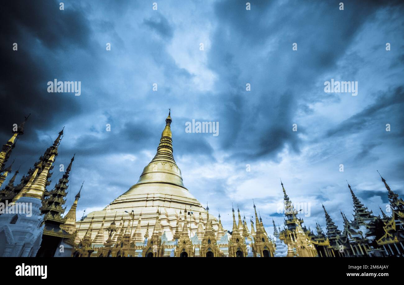 Shwedagon pagoda temple shining in the beautiful sunset in yangon hi ...