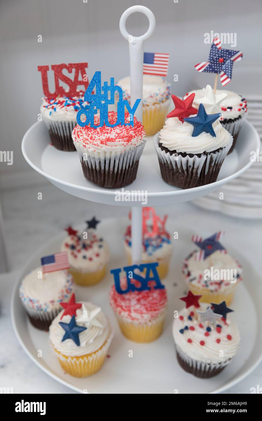 Cupcakes display stand hi-res stock photography and images - Alamy