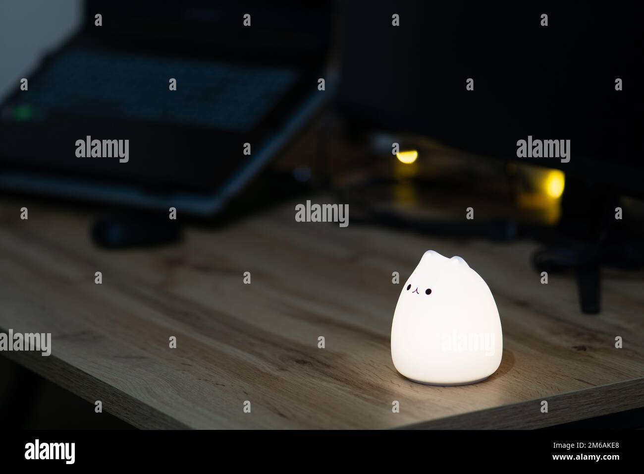 Cute cat silicone night lamp. Cute cat - shaped silicone night lamp on ...