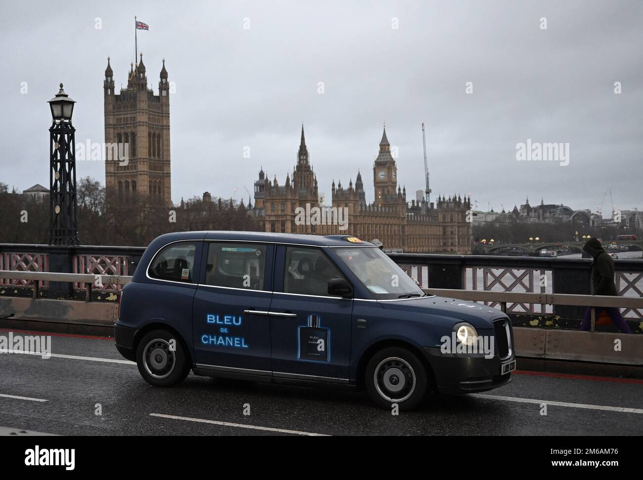 London Black Taxi. Houses of Parliament and Big Ben in the Background ...