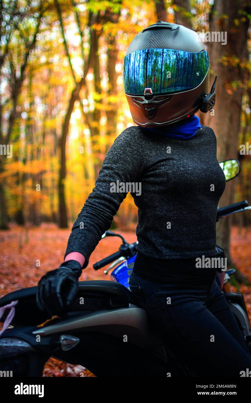 Girl chilling hi-res stock photography and images - Alamy