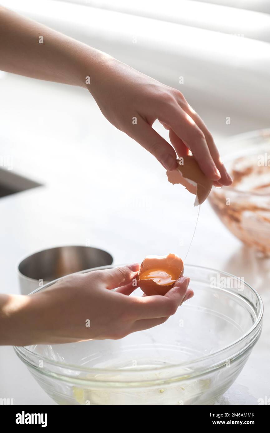 Female hands separate egg hi-res stock photography and images - Alamy