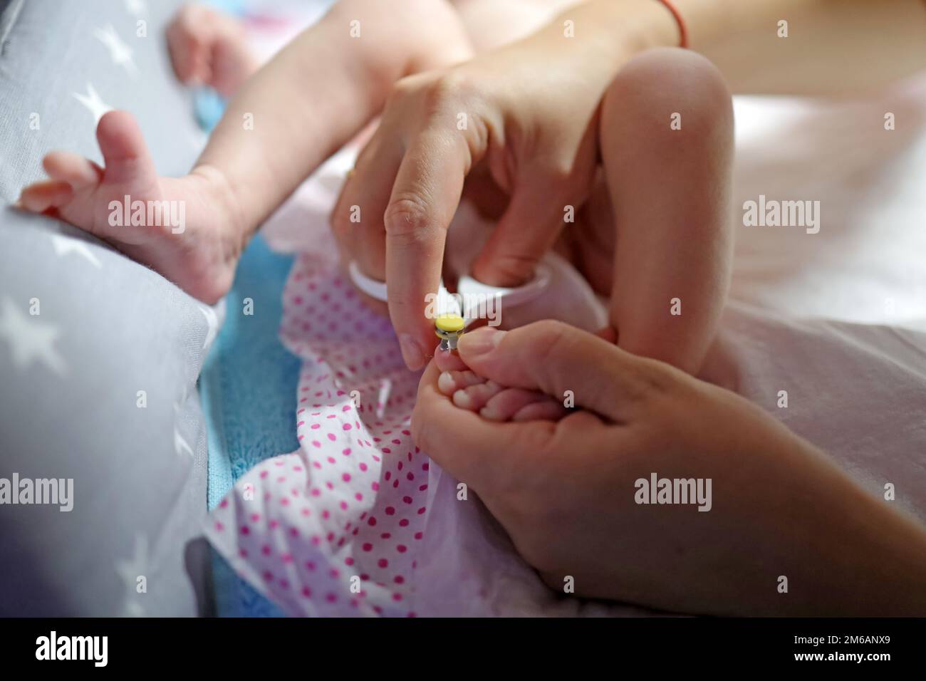 A mother cuts the toenails of a child Stock Photo - Alamy