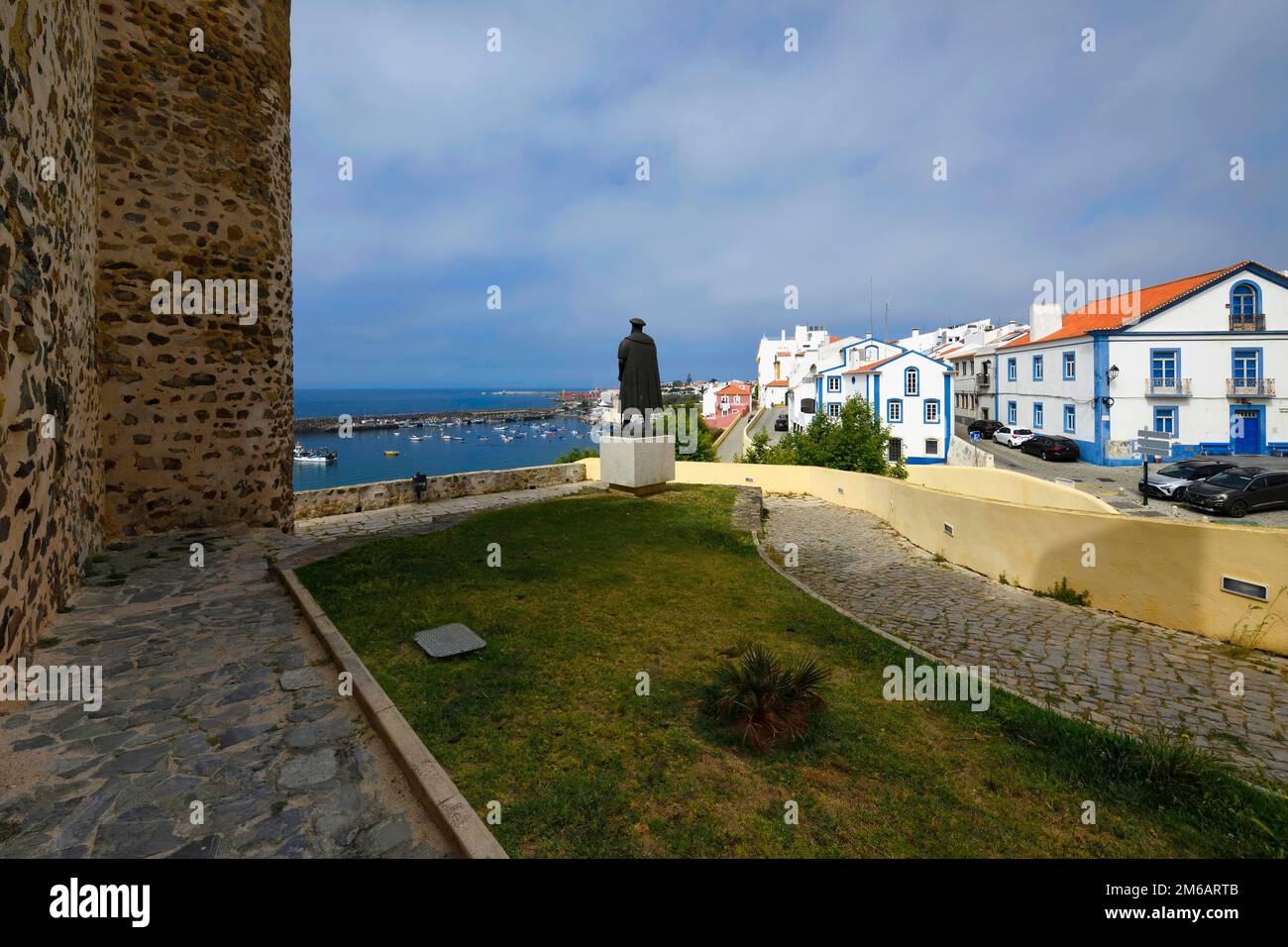 Vasco da Gama statue overlooking the Atlantic Ocean and the harbor ...