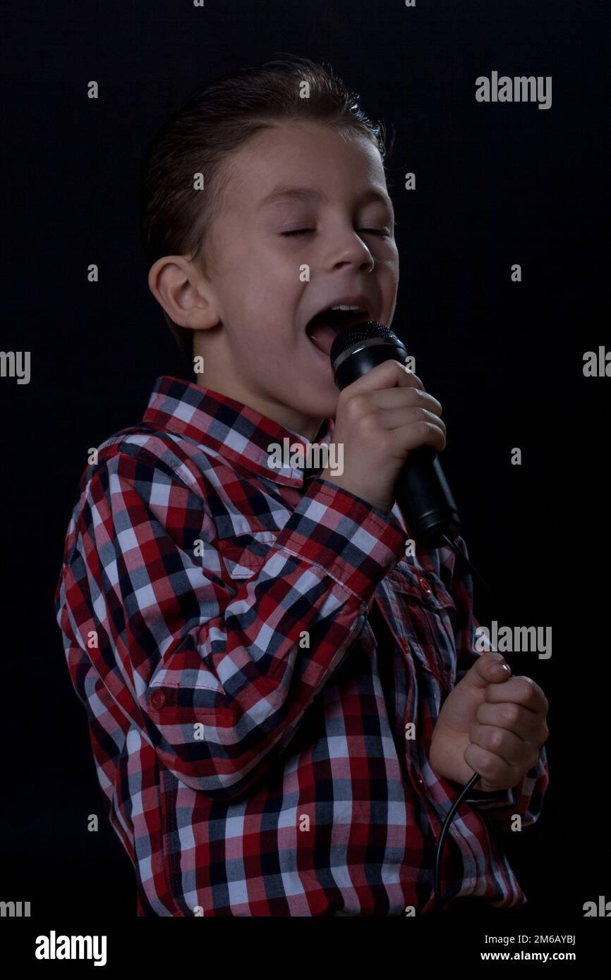 Singing boy hi-res stock photography and images - Alamy