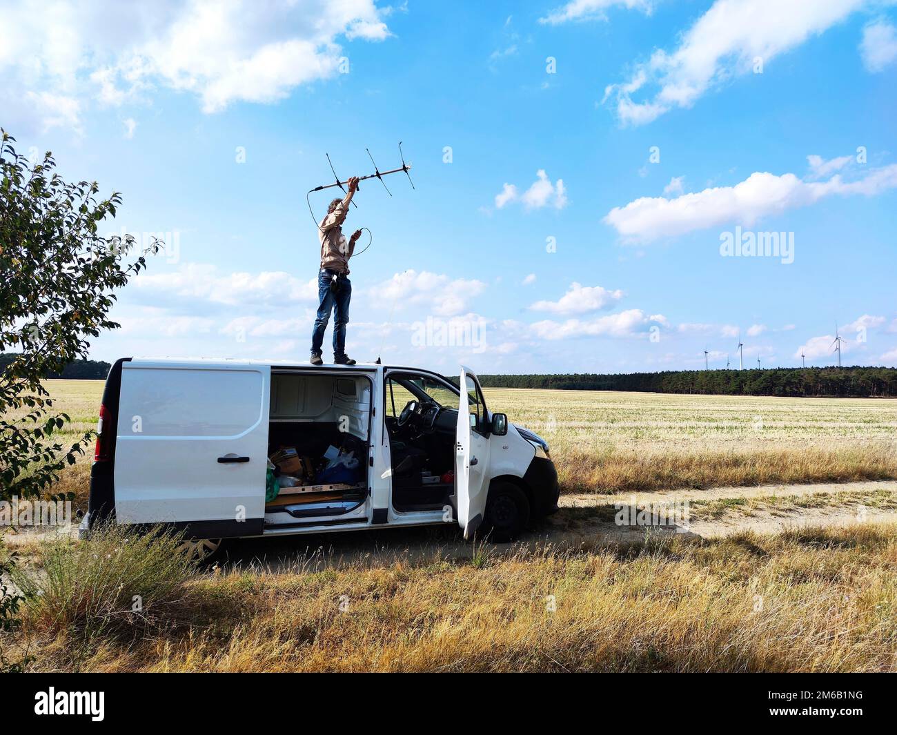 Direction finding hi-res stock photography and images - Alamy