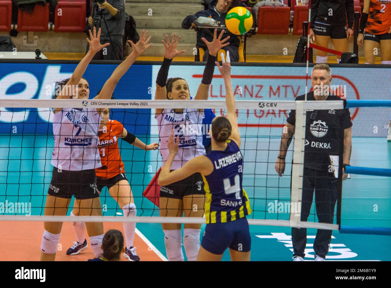 Anna LAZAREVA (Fenerbahce Opet Istanbul) attacks, Marie SCHOeLZEL and ...