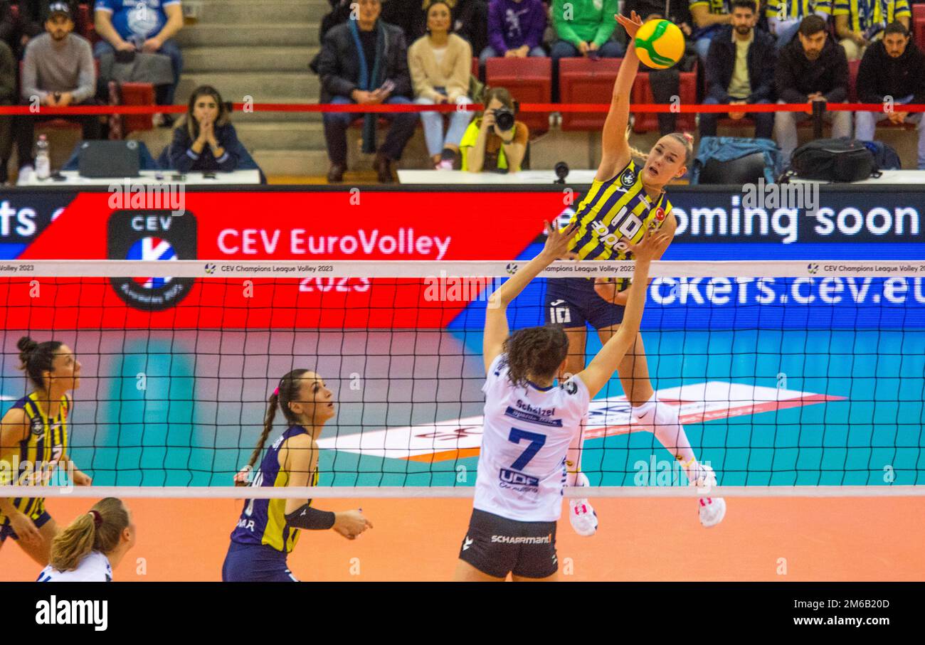 Arina FEDOROVTSEVA (Fenerbahce Opet Istanbul) attacks, Marie SCHOeLZEL ...
