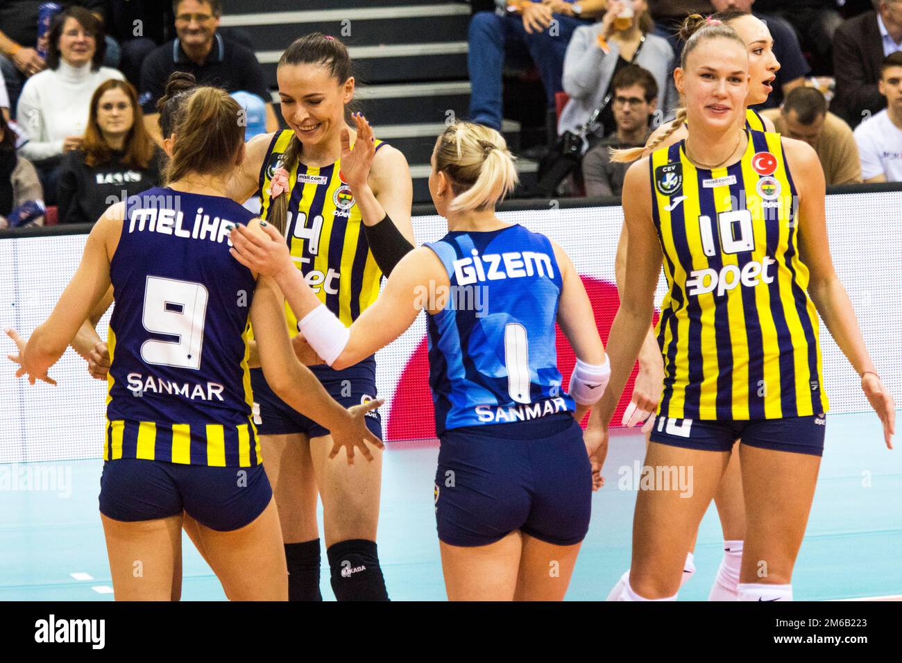 The Fenerbahce Opet Istanbul team is happy to win the set, Volleyball ...