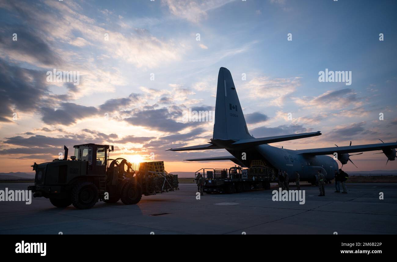 U.S. Airmen on an all-terrain 10K forklift and a Halvorsen 25K Loader ...