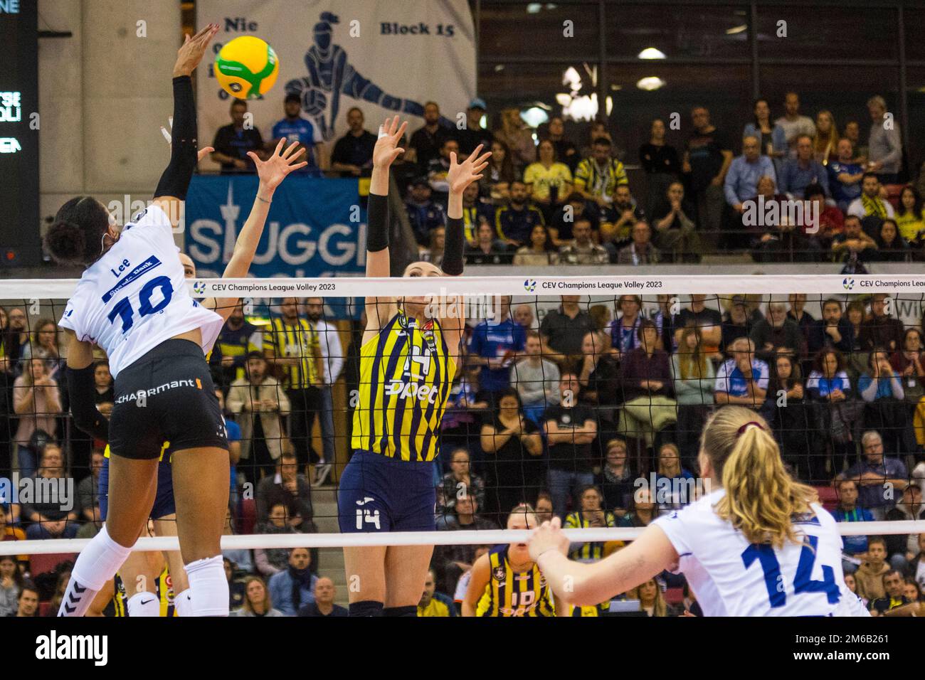 Simone LEE attacks (MTV Allianz Stuttgart) and Eda Erdem DUeNDAR ...