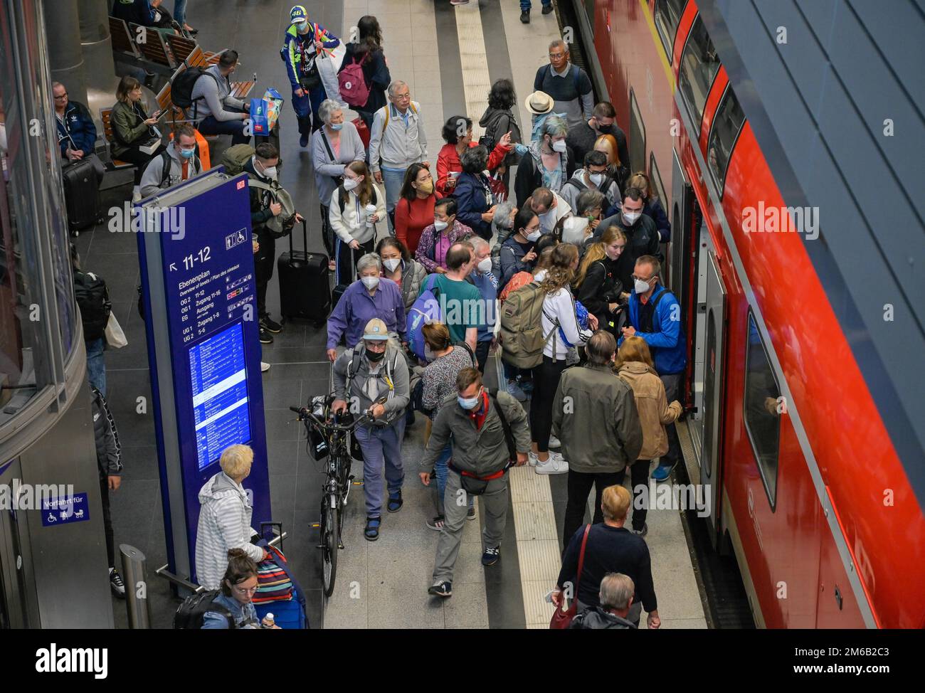 Passengers, platform, regional express, main station, Berlin, Germany ...