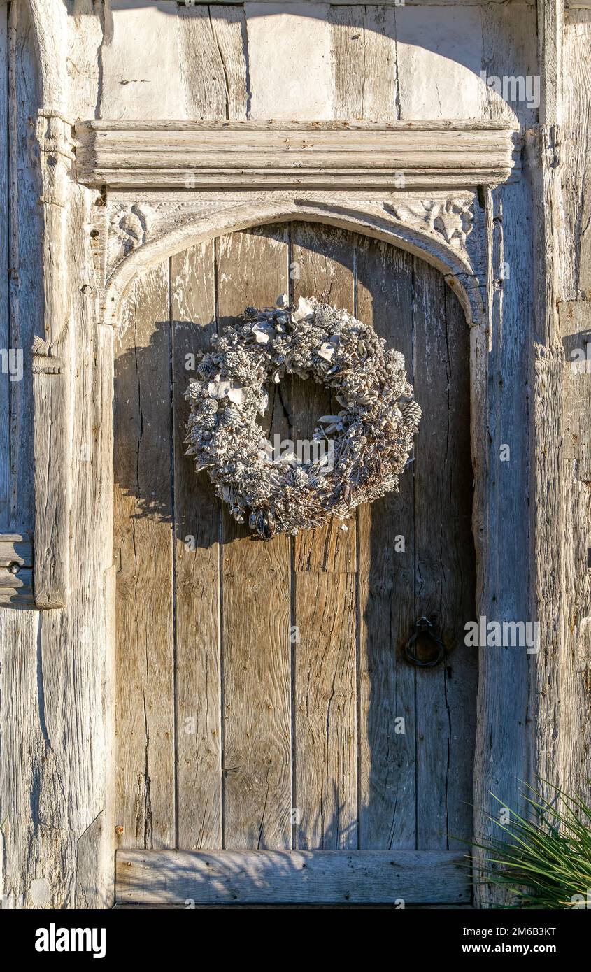 Silver white Christmas wreath on ancient old door in Lavenham, Suffolk ...
