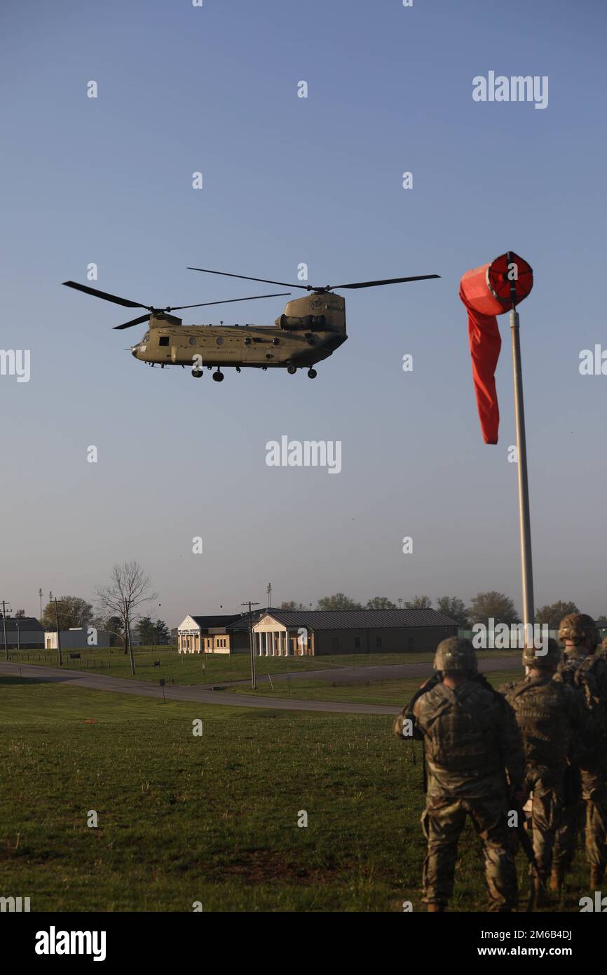Soldiers from Headquarters, and Headquarters Battalion, 101st Airborne ...