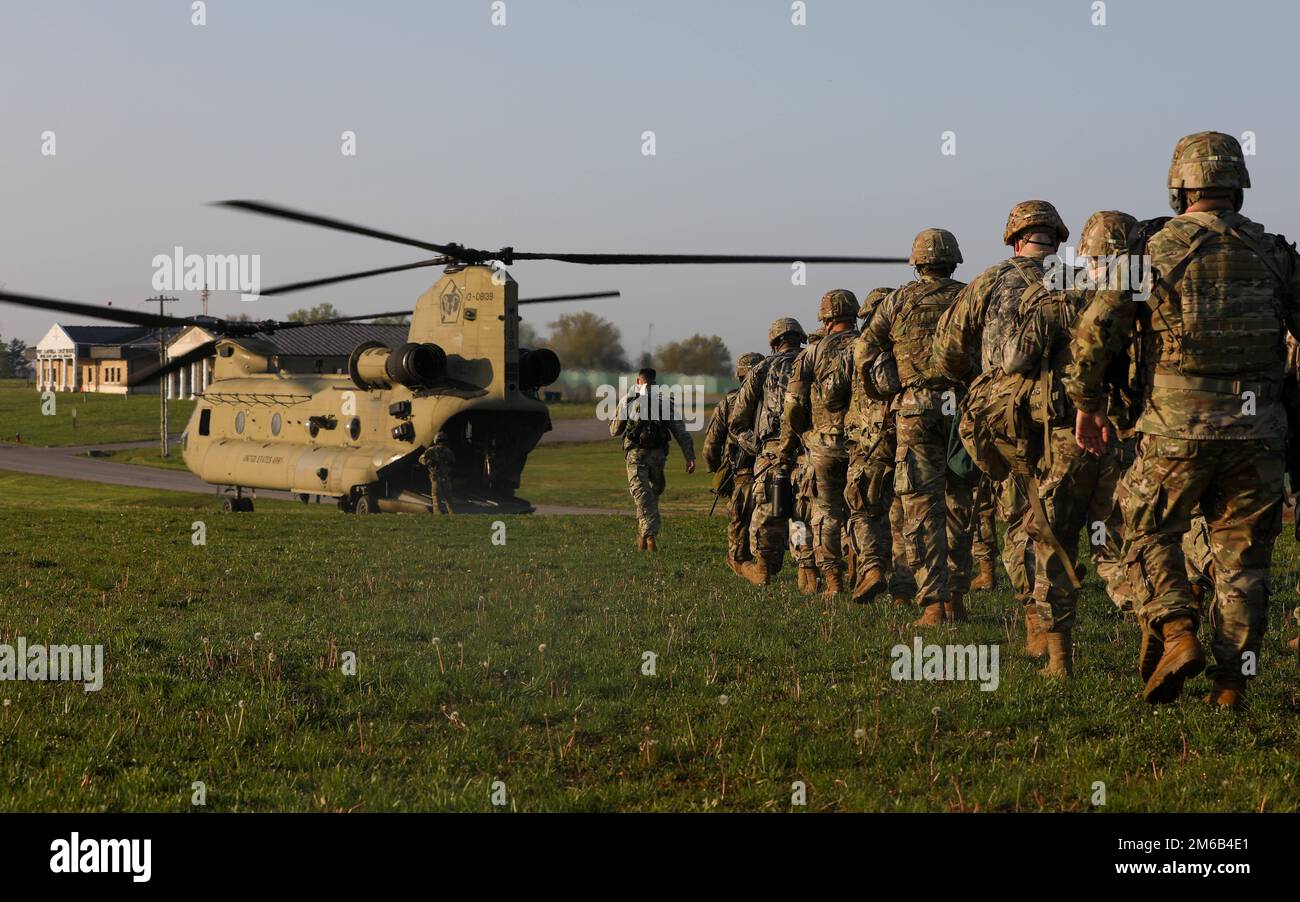 Soldiers from Headquarters, and Headquarters Battalion, 101st Airborne ...
