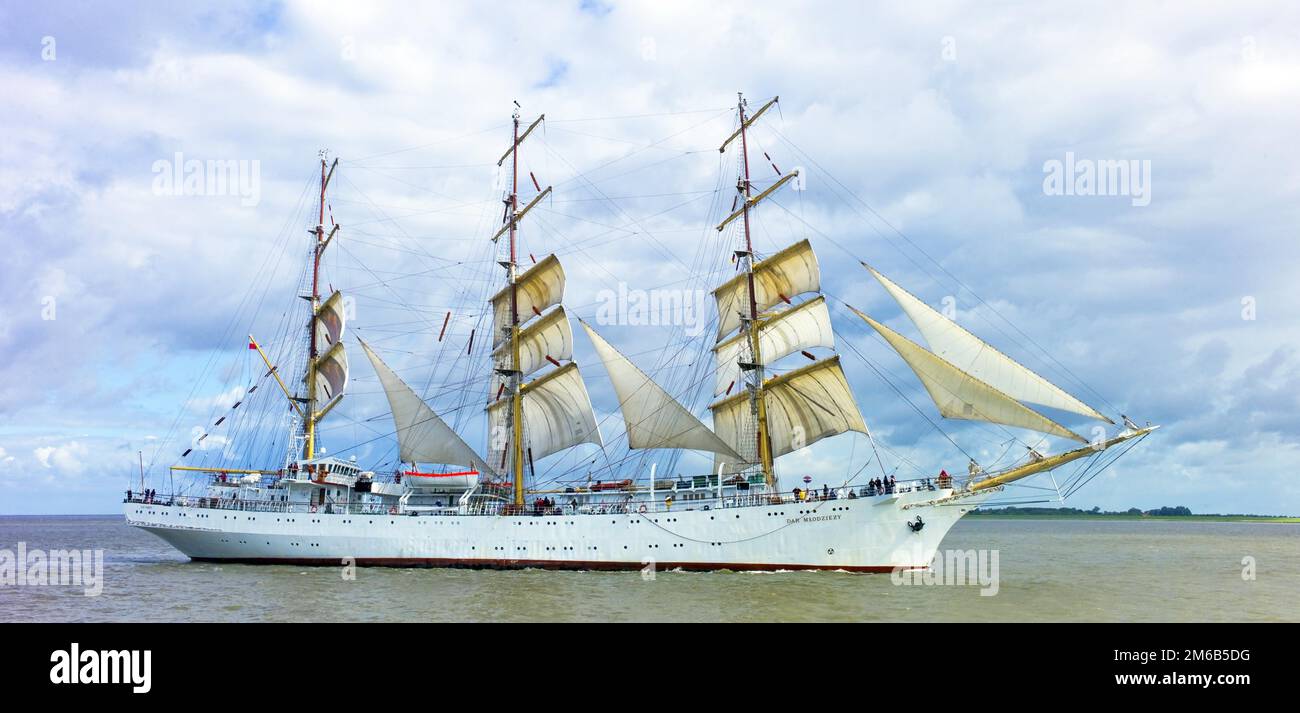 The Polish tall ship Dar Mlodziezy Stock Photo - Alamy