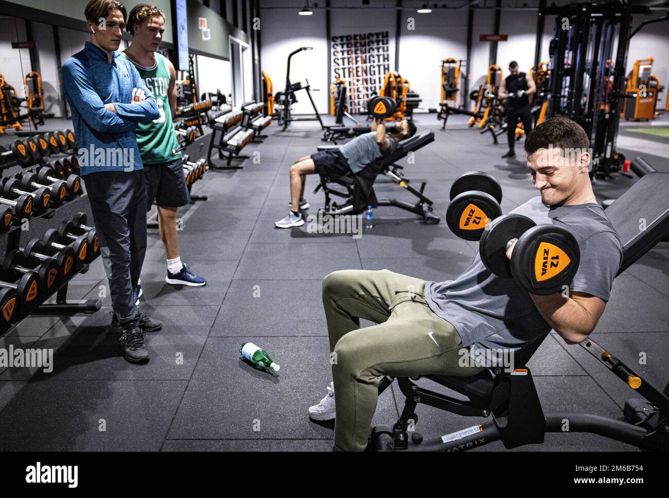 AMSTERDAM - An athlete in a branch of fitness club Basic-Fit. ANP RAMON ...