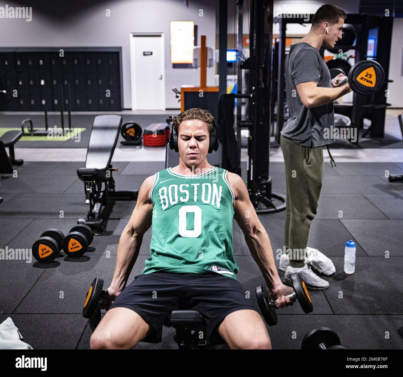 AMSTERDAM - An athlete in a branch of fitness club Basic-Fit. ANP RAMON ...