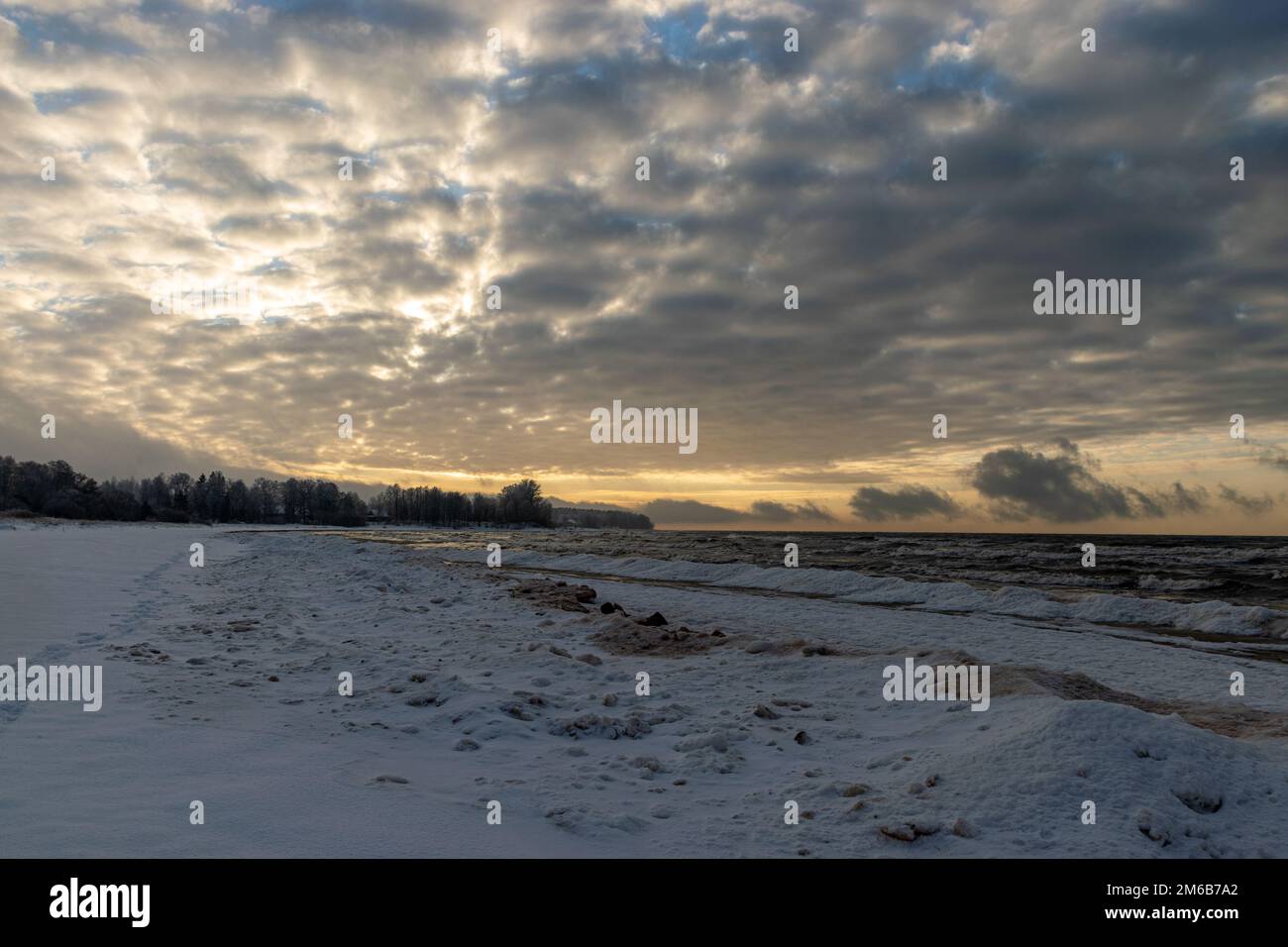 winter landscape, seashore, cloudy winter afternoon, snow and ice on ...