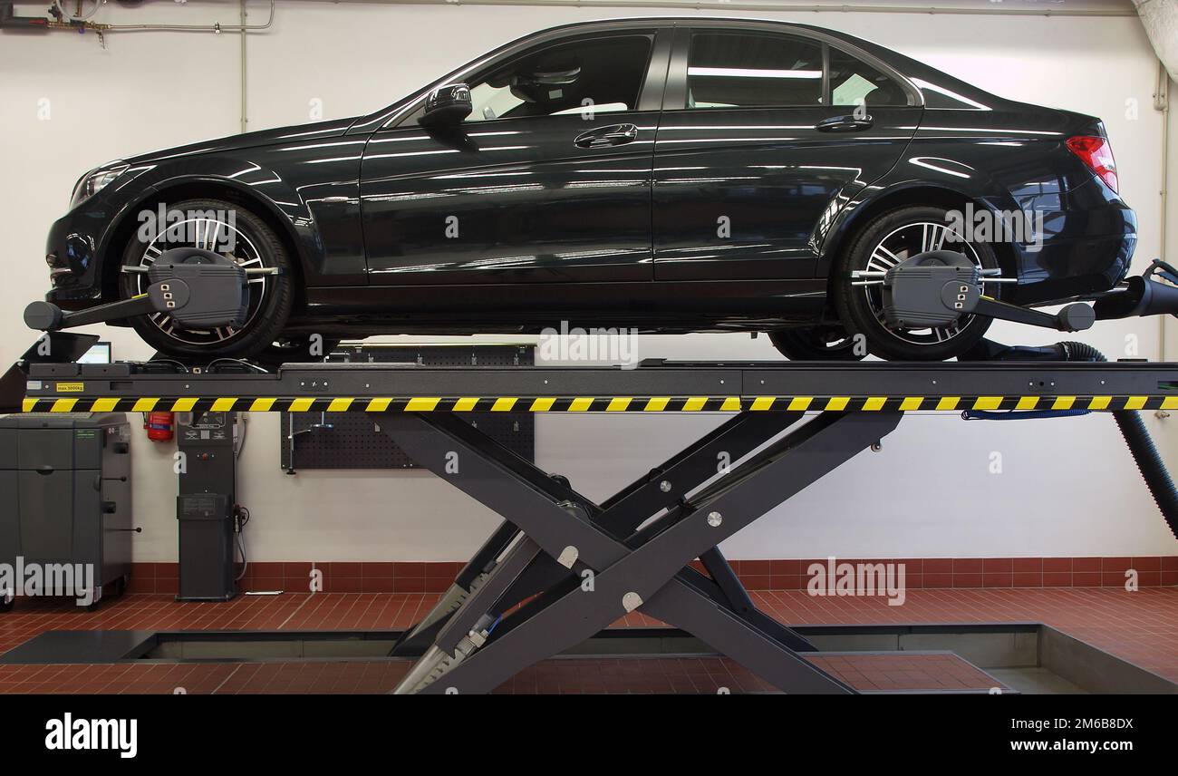 Car repair hi-res stock photography and images - Alamy