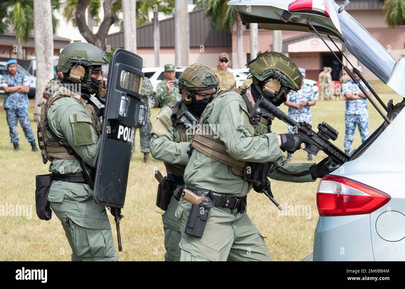 Members of the U.S. Army 39th Military Police Detachment Special ...