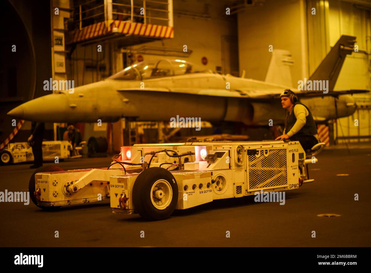 220423-N-EE352-1017 PACIFIC OCEAN (April 23, 2022) Aviation Boatswain’s Mate (Handling) Airman ...