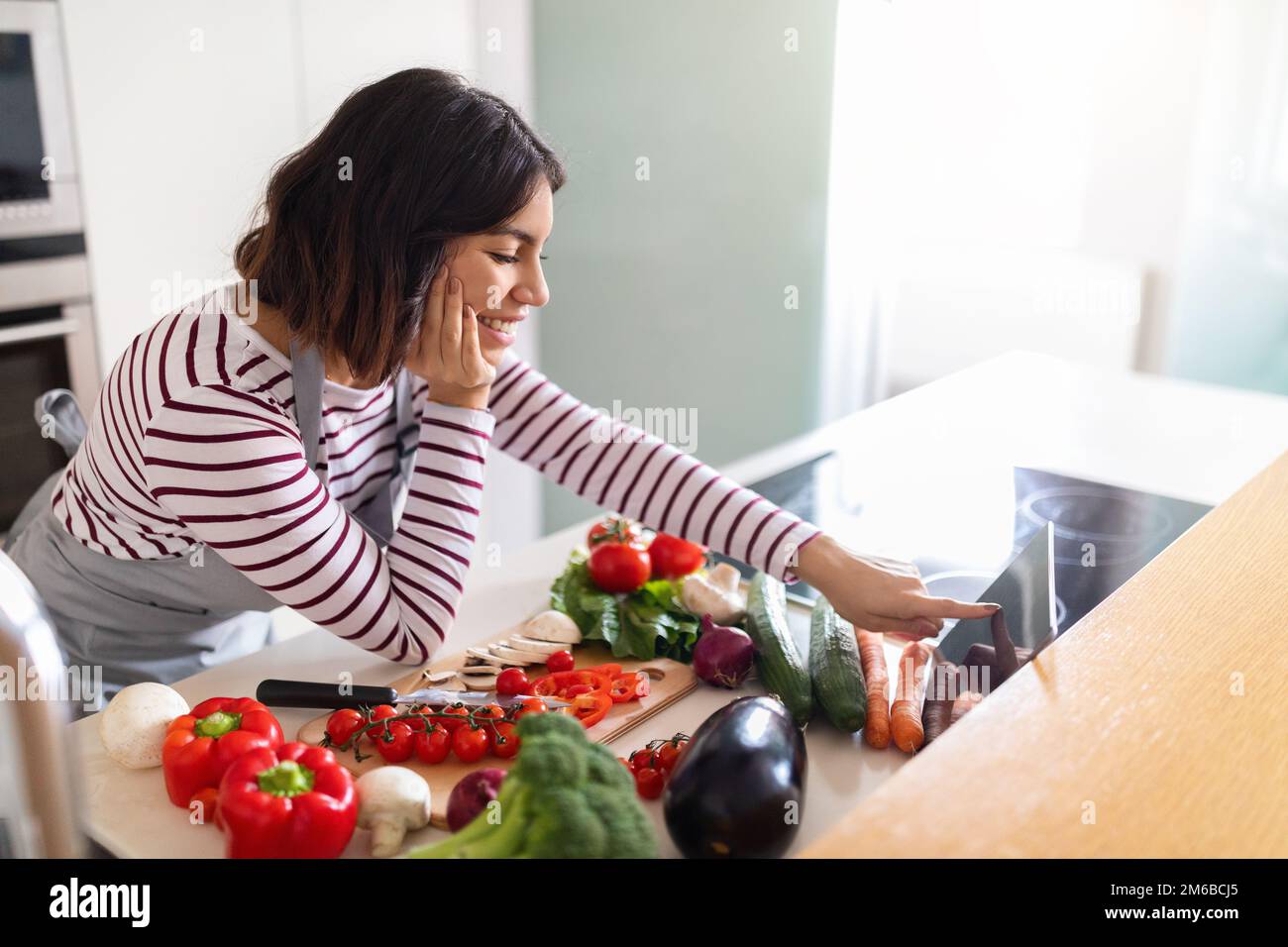 Female chef arab hi-res stock photography and images - Alamy