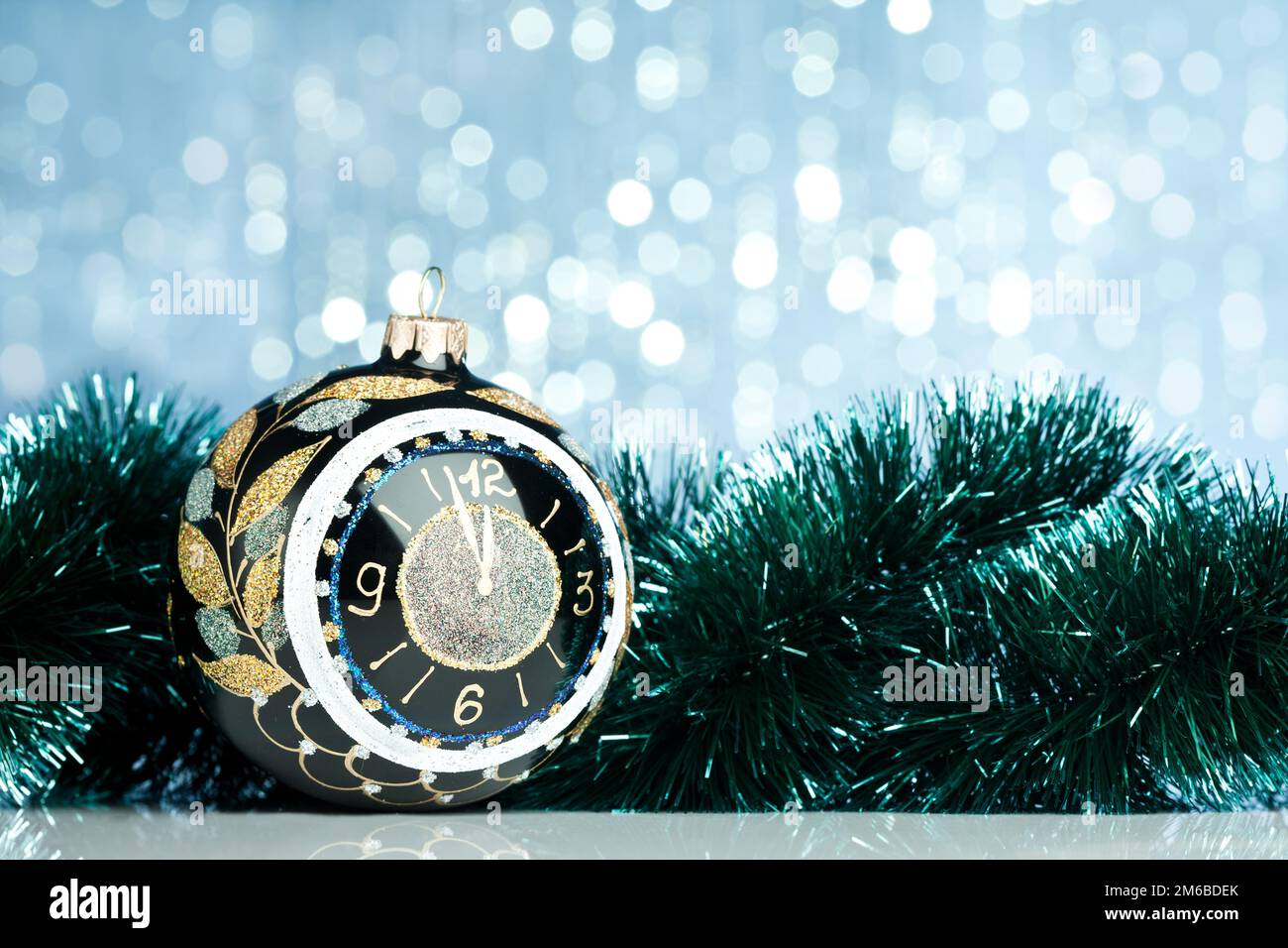 Blue christmas ball sparkles hi-res stock photography and images - Alamy