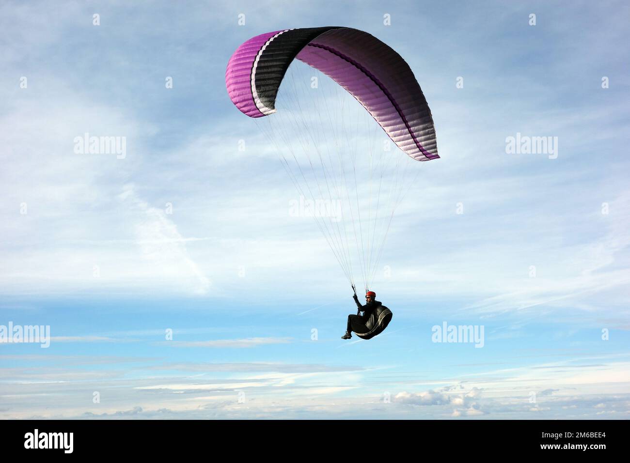 Parachute gliding hi-res stock photography and images - Alamy