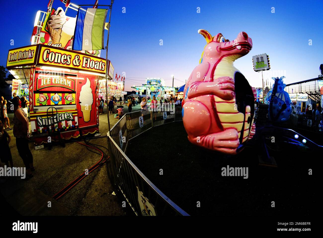 Amusement park food stand hi-res stock photography and images - Alamy