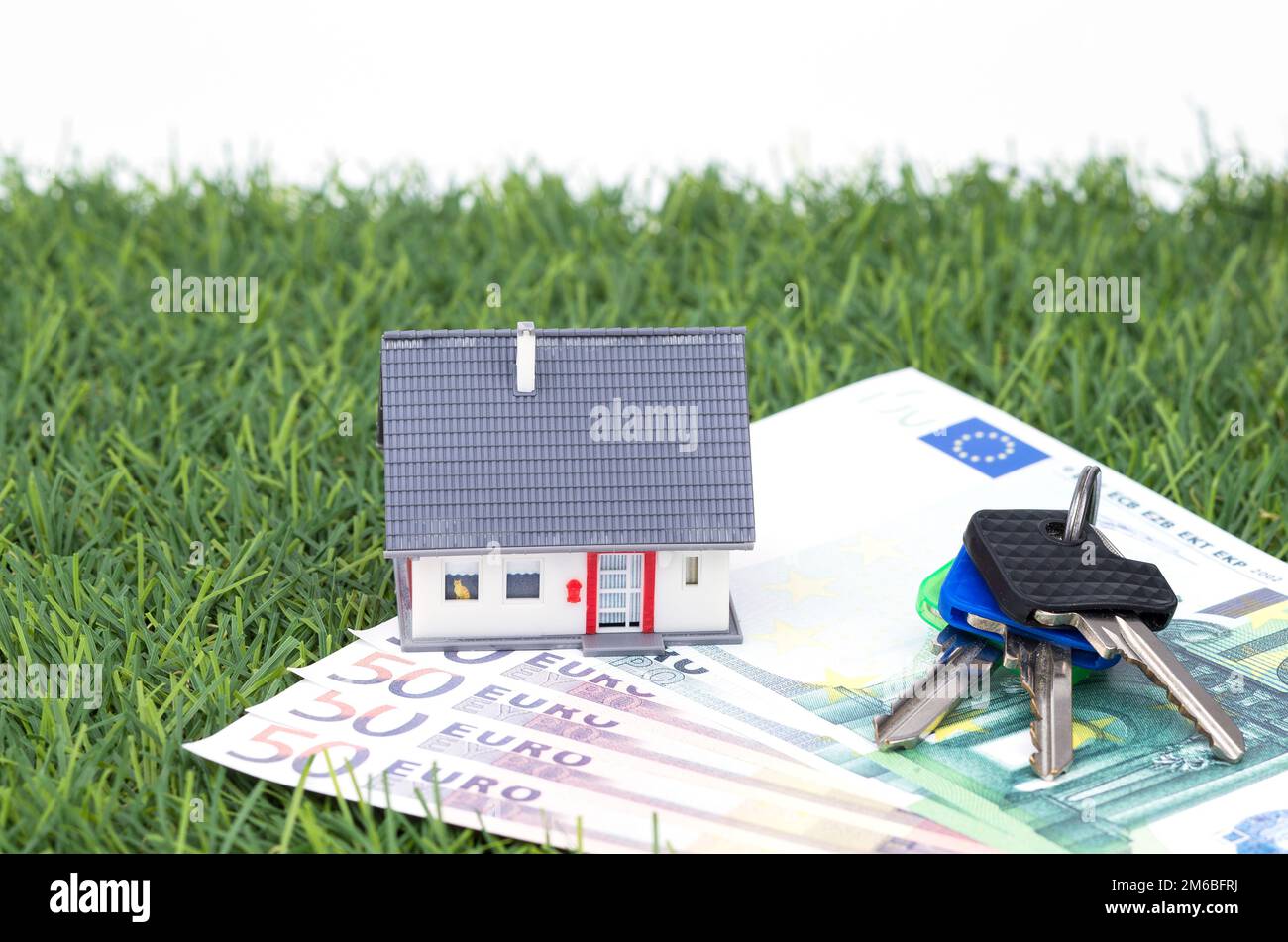 House Keys and money Stock Photo - Alamy