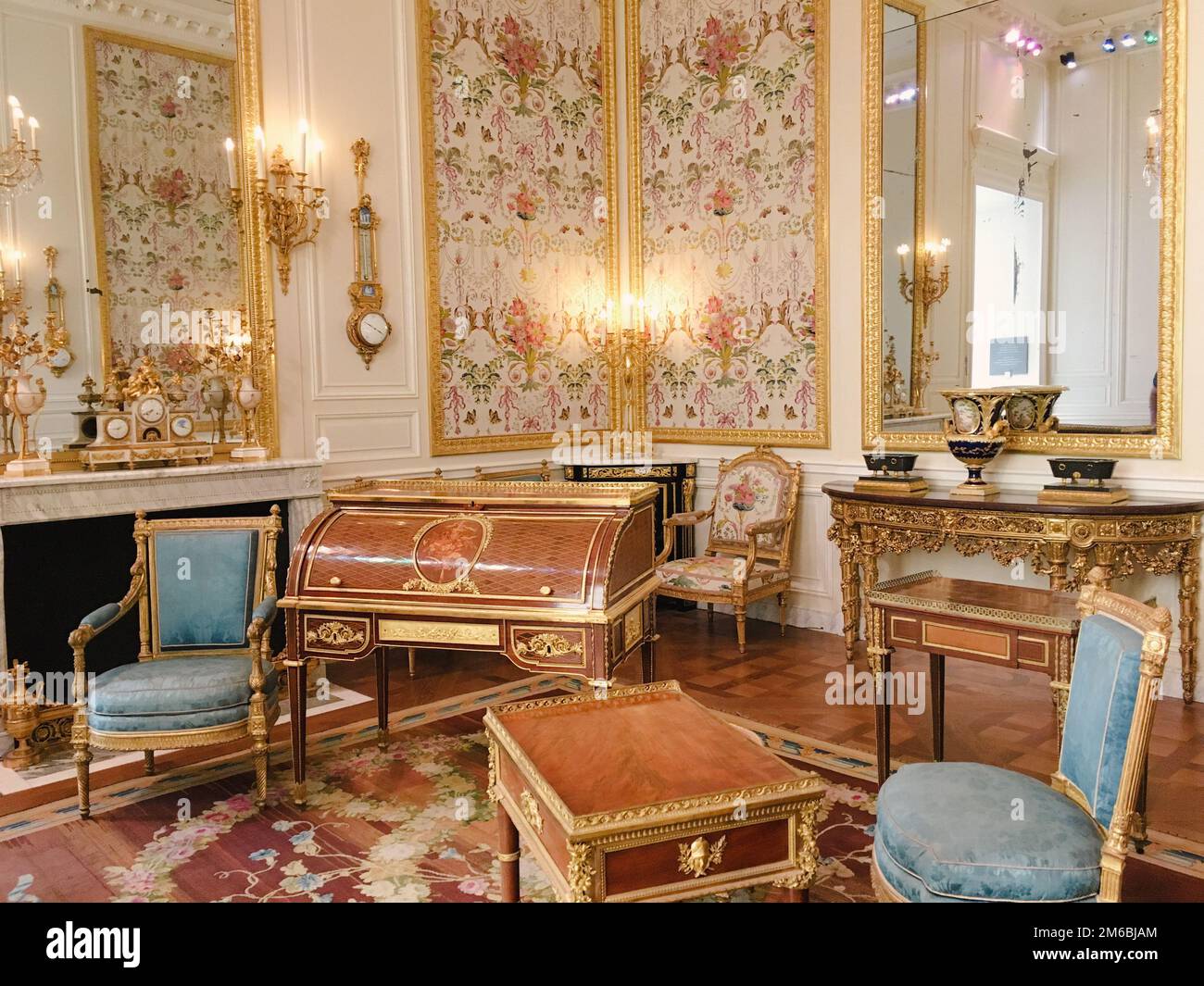 Rococo furniture hi-res stock photography and images - Alamy