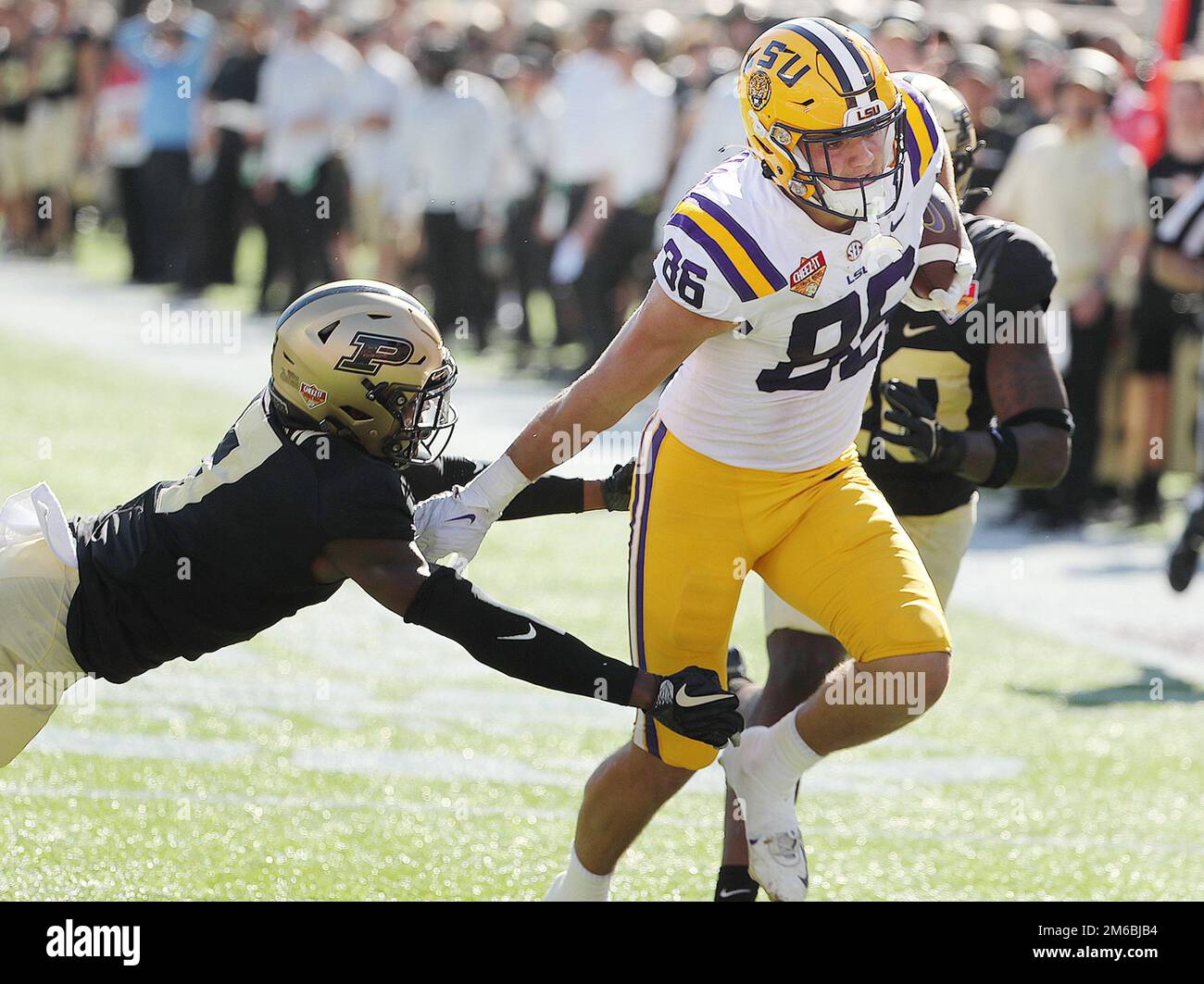 Orlando, USA. 02nd Jan, 2023. LSU tight end Mason Taylor (86) shoves ...