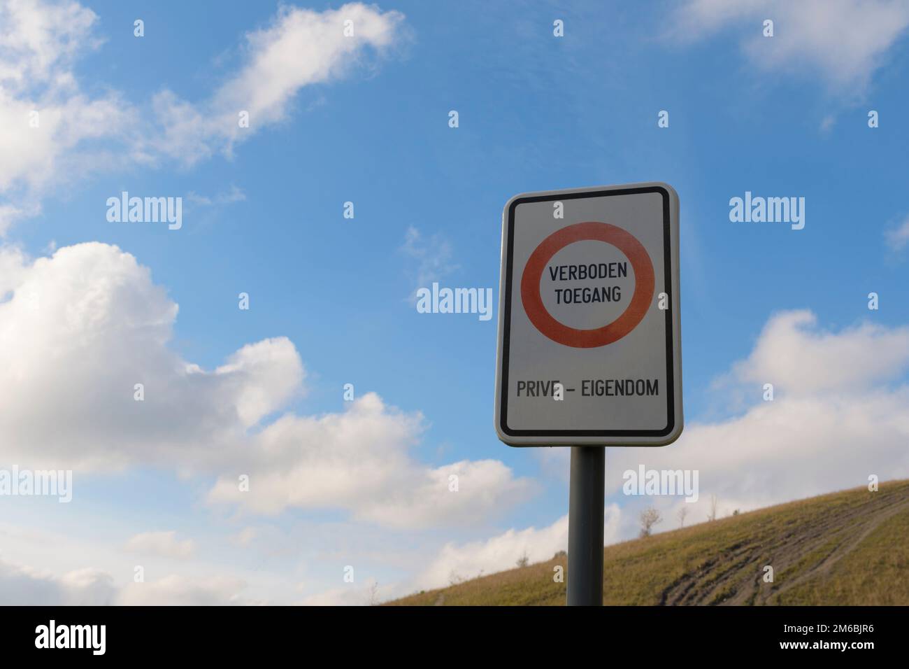 no entry, private property Inscription in Dutch - privat eigendom Stock ...