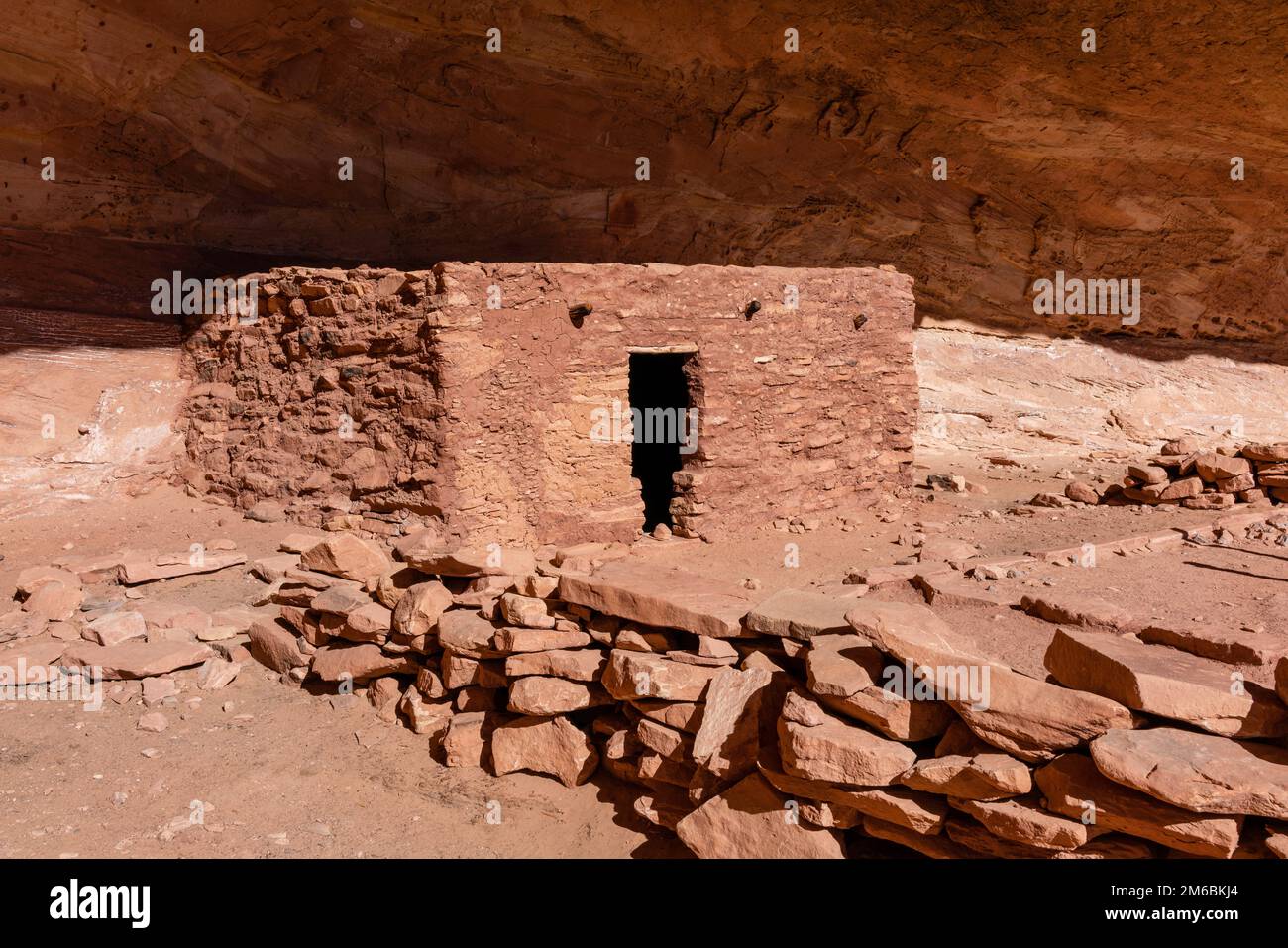 Perfect Kiva. Backpacking in Grand Gulch and viewing Anasazi dwellings ...