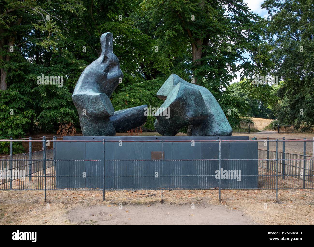 The "Two Piece Reclining Figure No 5" sculpture of Henry Moore on the ...