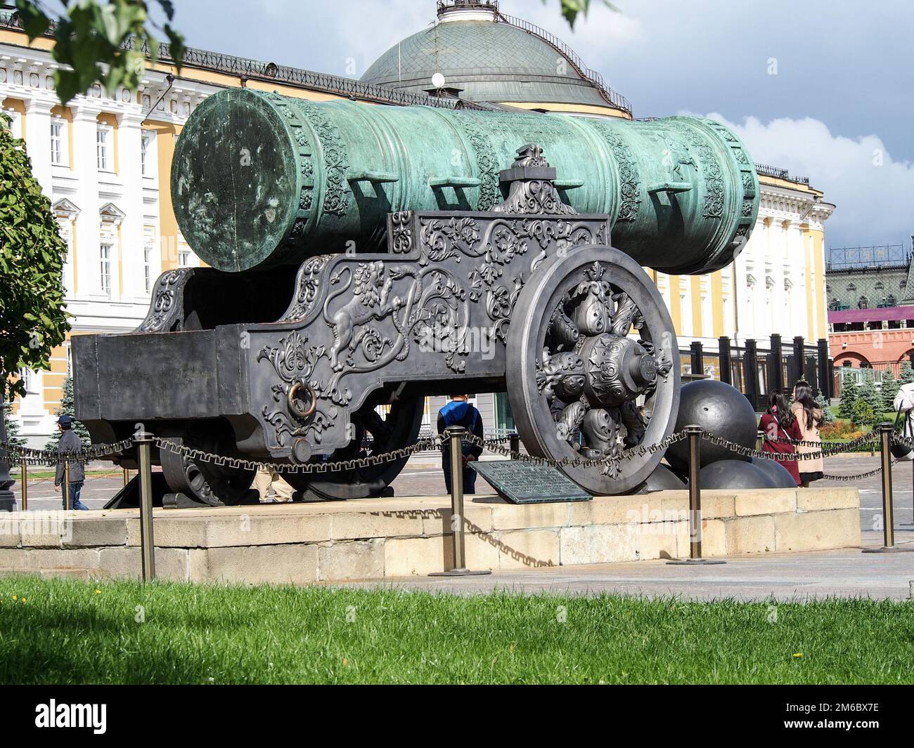 Tsar Cannon in the Kremlin in Moscow Russia Largest Cannon in the World ...