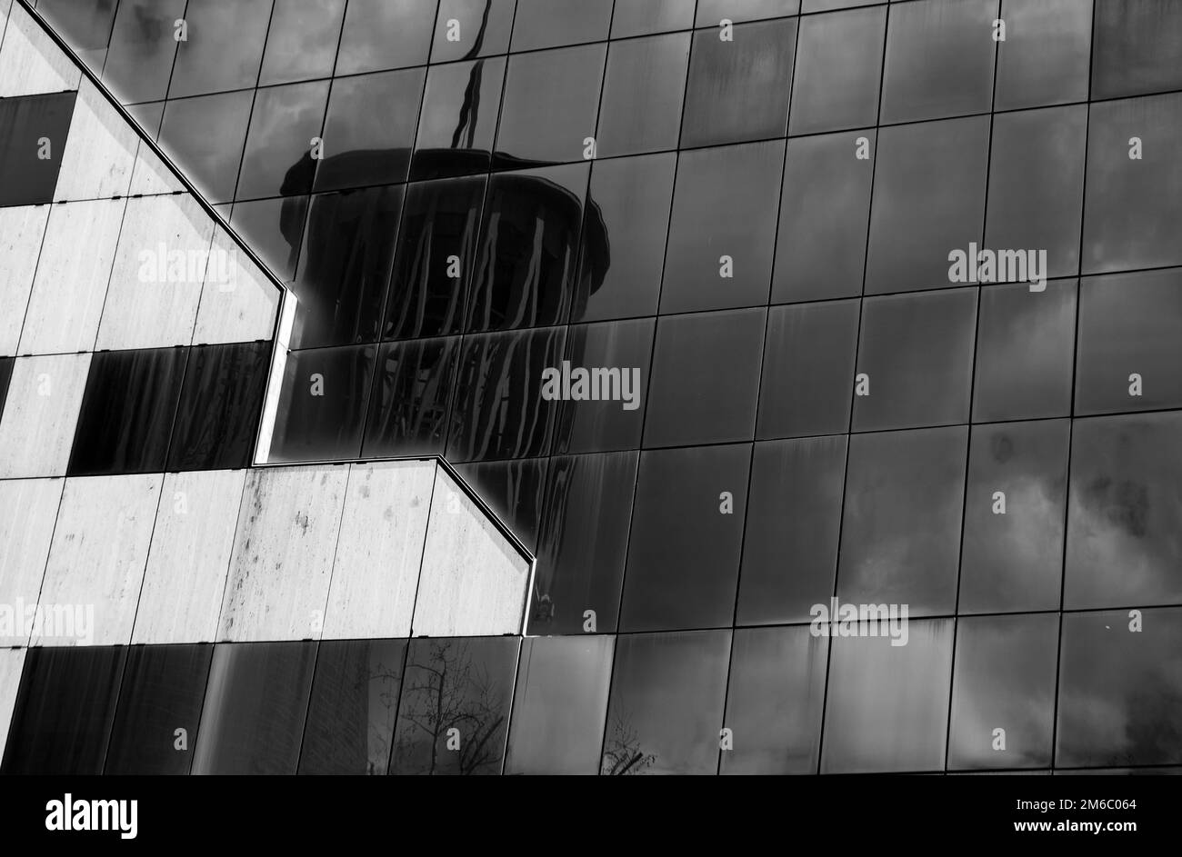 Black glass windows hi-res stock photography and images - Alamy