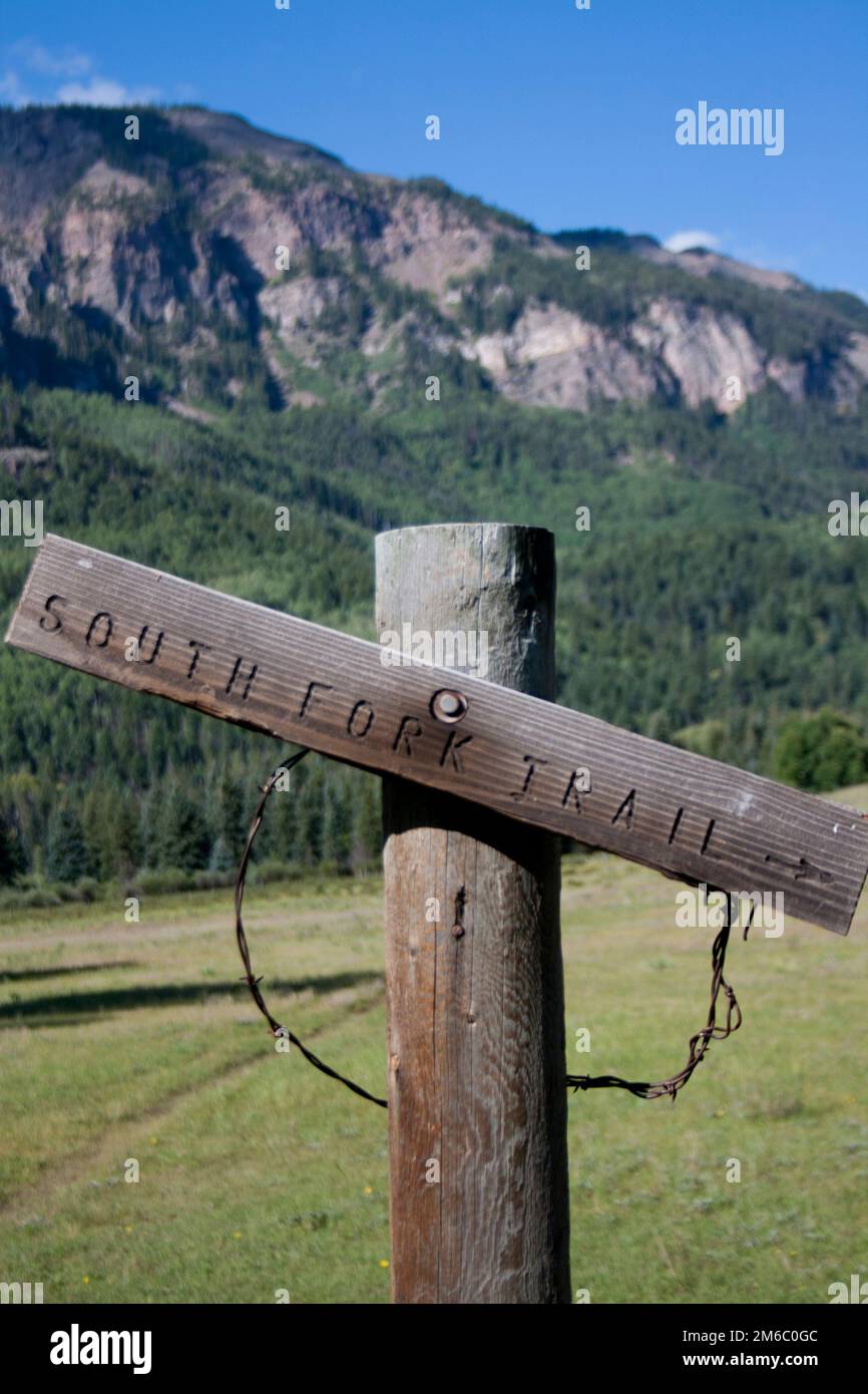 Mountain trail sign in hi-res stock photography and images - Alamy