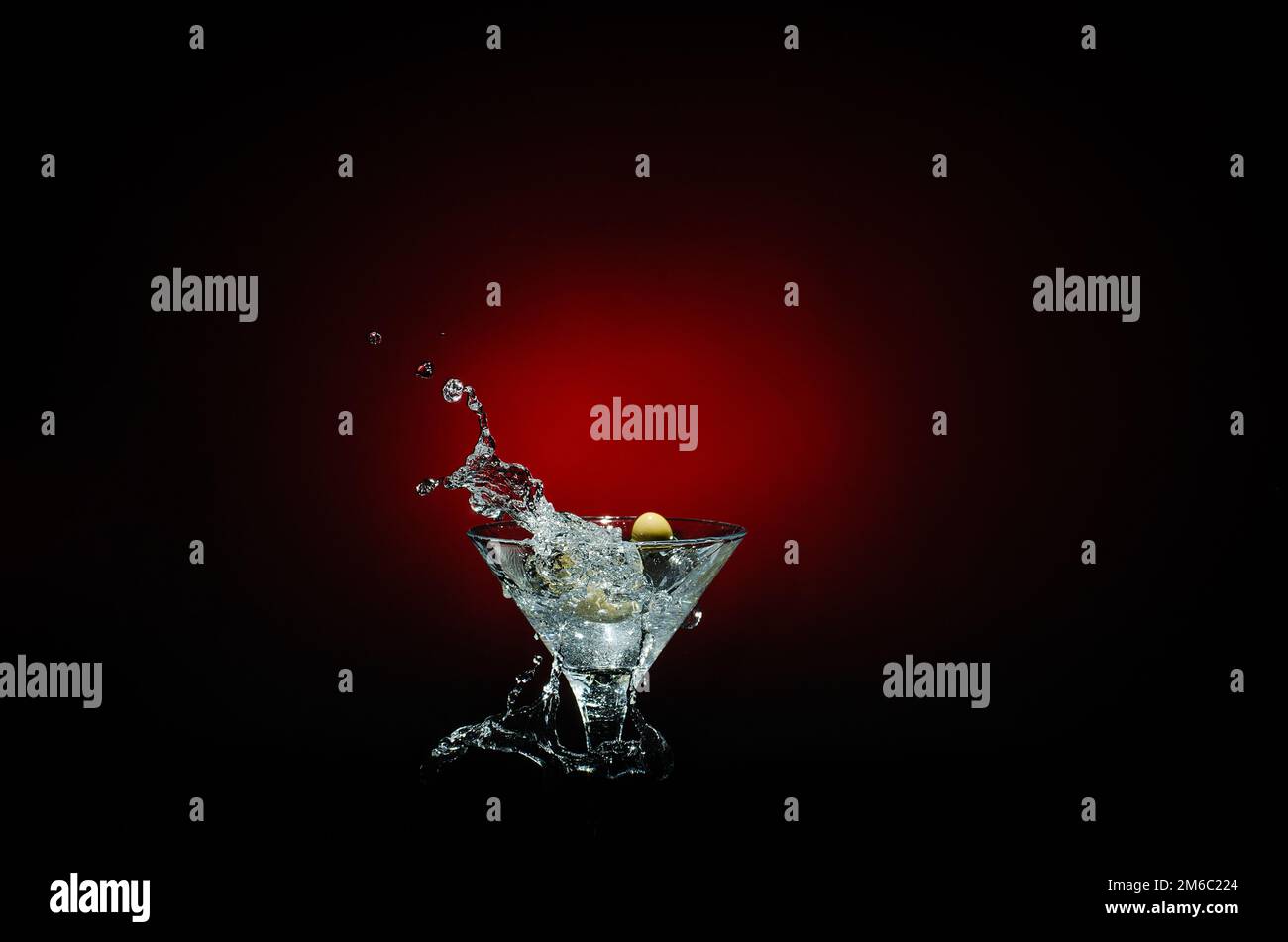 Splash cocktail black hi-res stock photography and images - Alamy