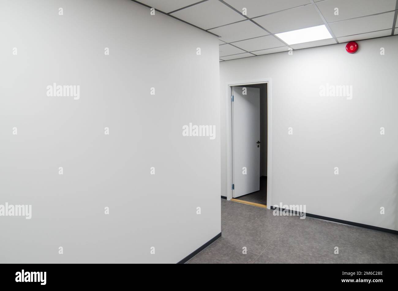Empty square room hi-res stock photography and images - Alamy
