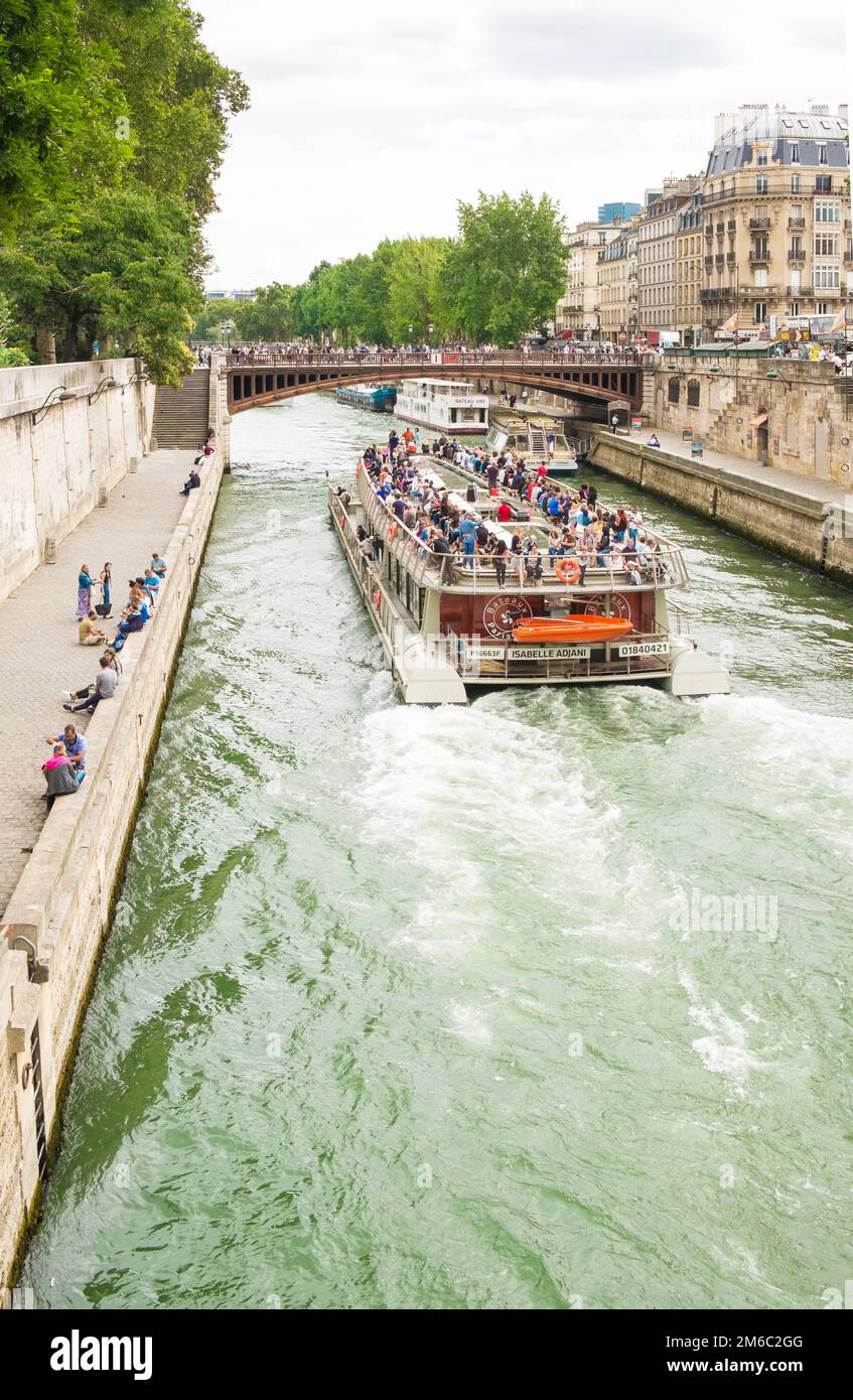 Isabelle adjani, boat of bateaux parisiens fleet cruising on river ...