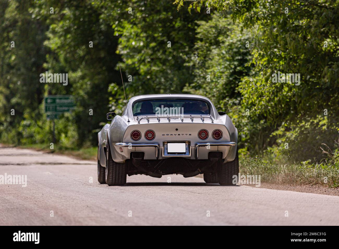 Silver Stingray Corvette C3 - on the move Stock Photo - Alamy
