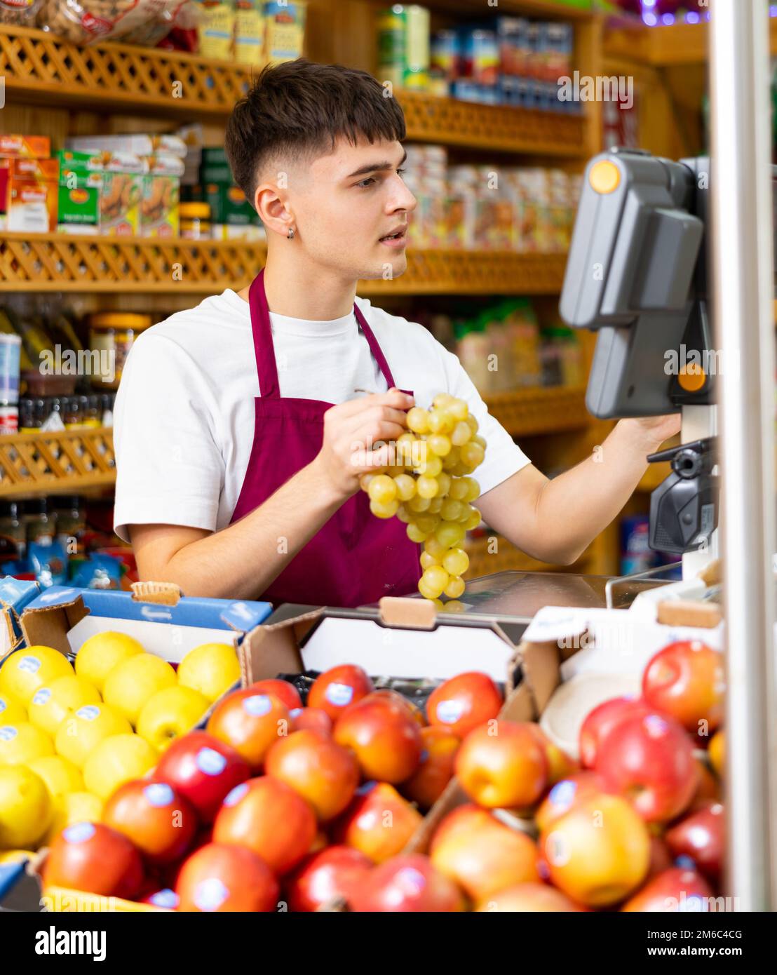 Grapes weighing hi-res stock photography and images - Alamy