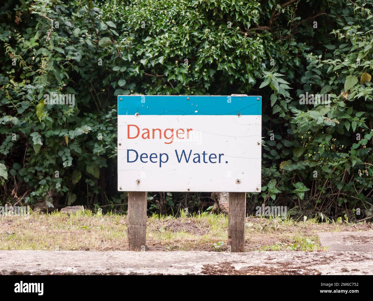 A water warning sign danger deep water Stock Photo - Alamy