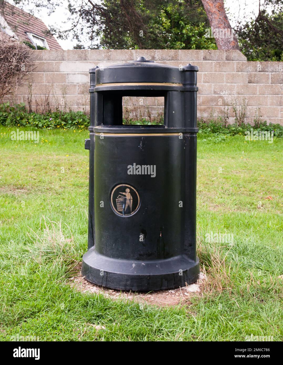 Recycling bin black hi-res stock photography and images - Alamy